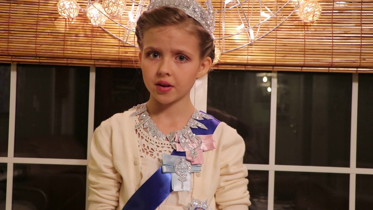 Liza As Queen Elizabeth II - YouTube