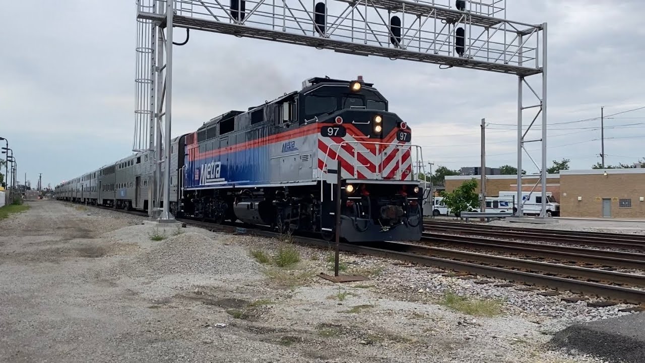 Metra 97 F59PH-3 leads at Franklin Park - YouTube