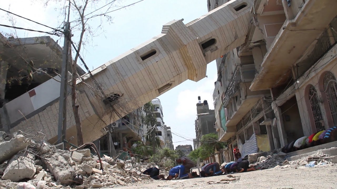 Praying In The Rubble Of Gaza - YouTube