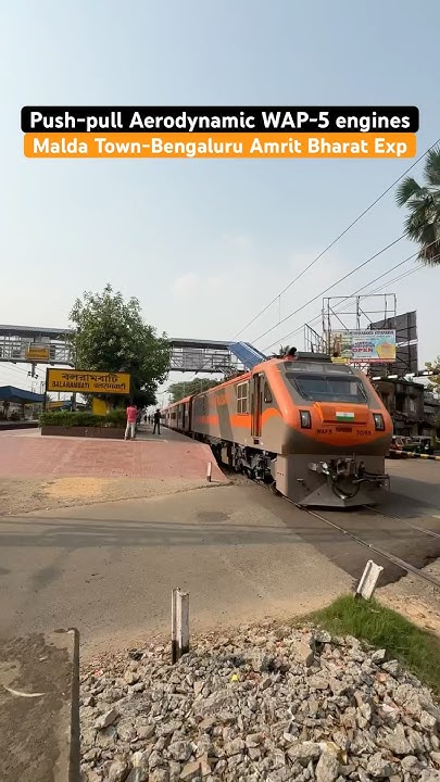 Push-pull Aerodynamic WAP-5 engines Malda Town-Bengaluru Amrit Bharat Exp - YouTube