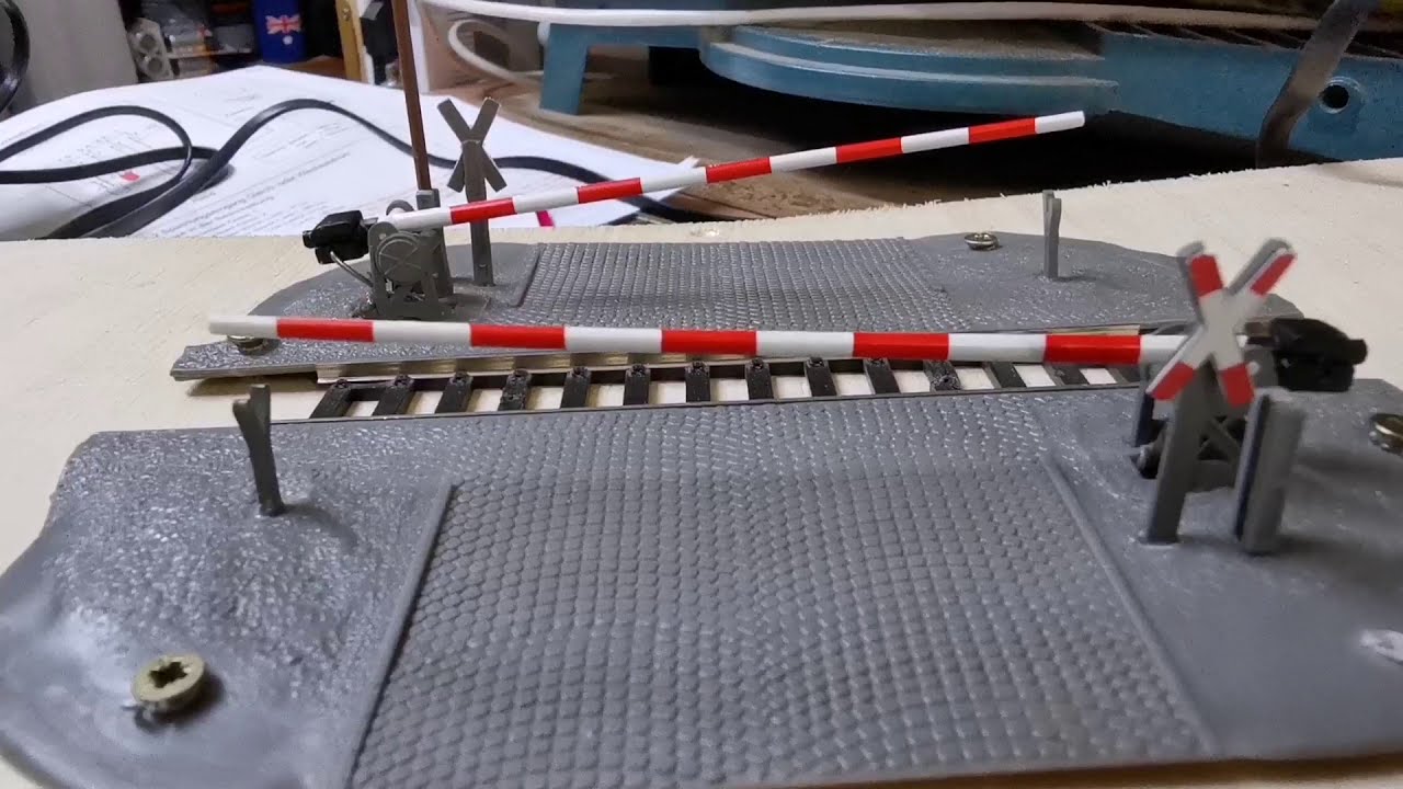 Schranke mit 2 Miniservo SG90 und DR4024 - YouTube