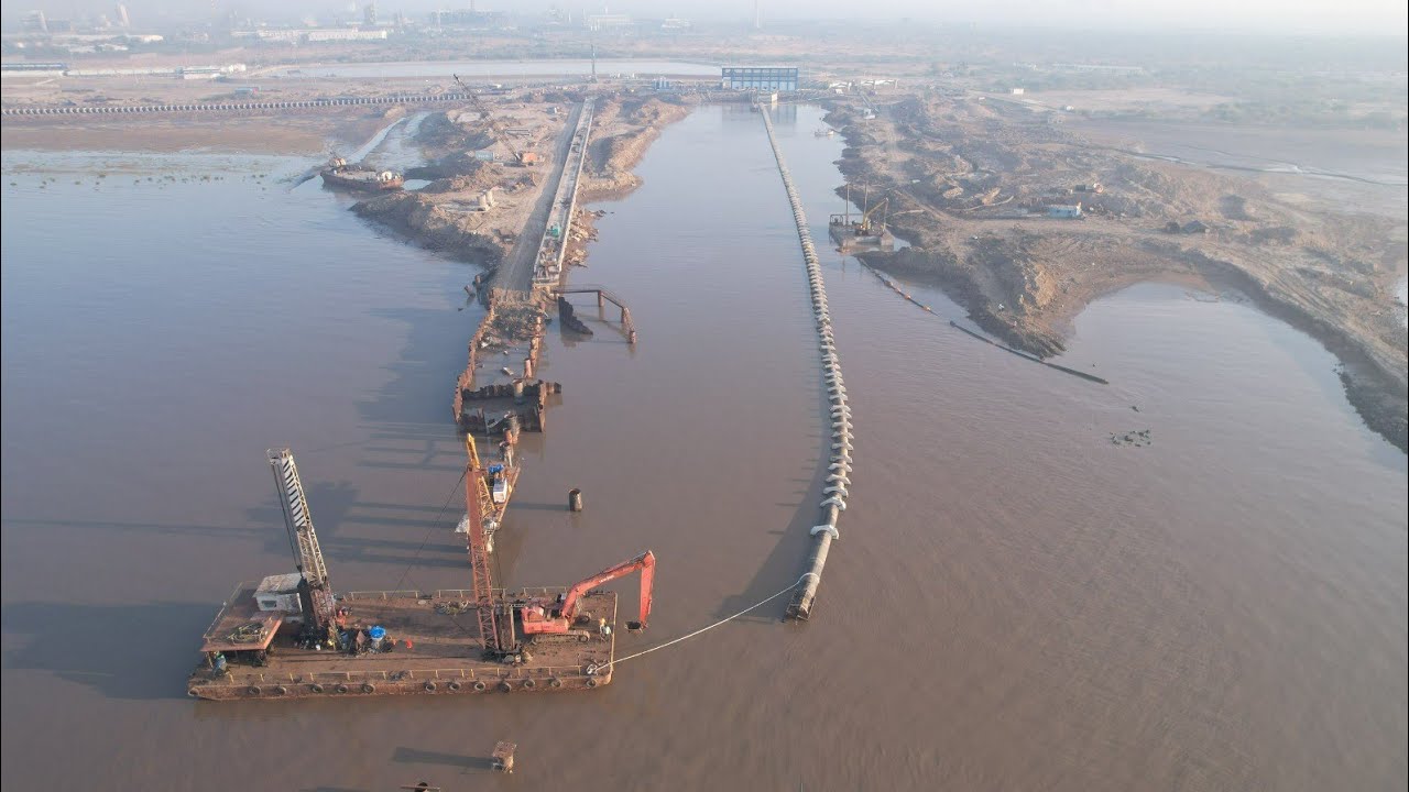 HDPE Pipe Launching 1800mm, Desalination Plant, Dahej - YouTube