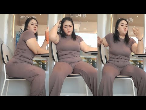 Bunda cantik bohay manis alami duduk santai makan roti sama esjus