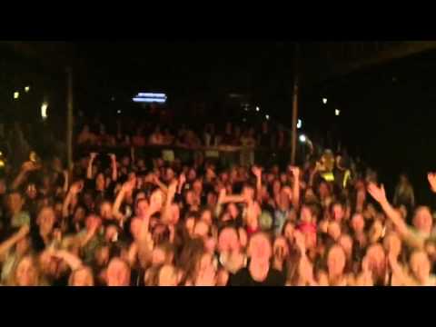 DJ TROLLS THE CROWD IN THE DROP! EPIC!