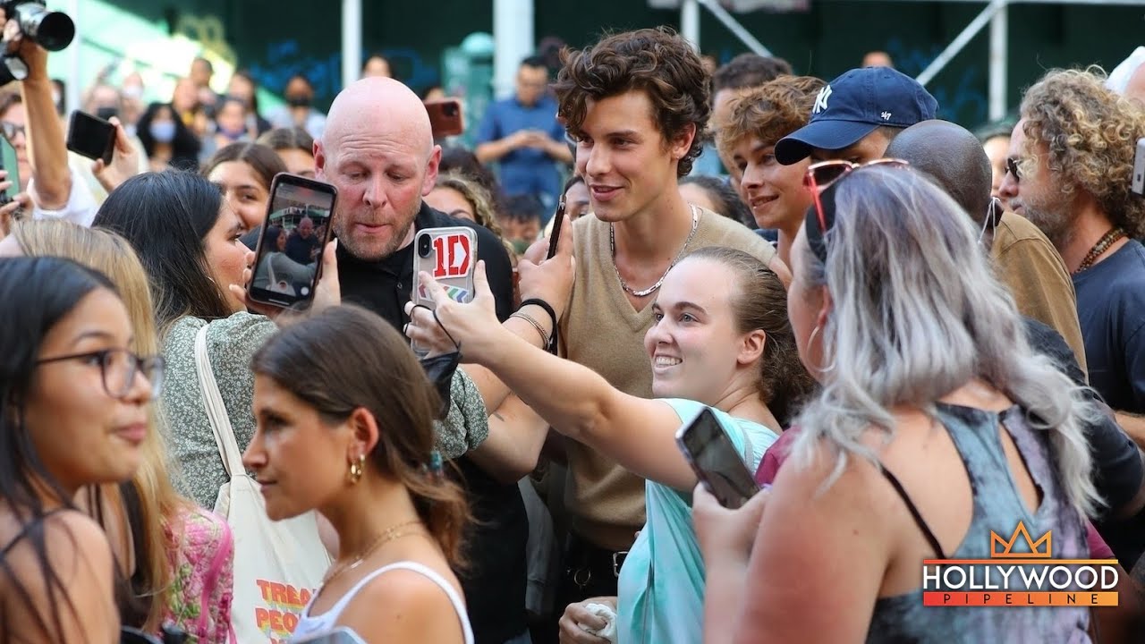 Shawn Mendes MOBBED by fans in NYC - YouTube
