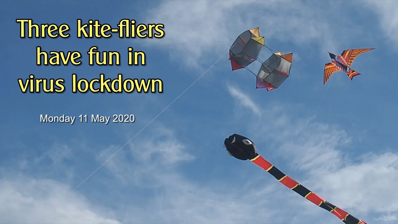 Three kite-fliers have fun in virus lockdown - YouTube