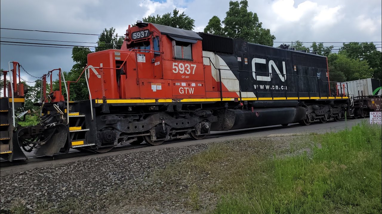CN SD40-2 trails third behind SD70M-2s - YouTube