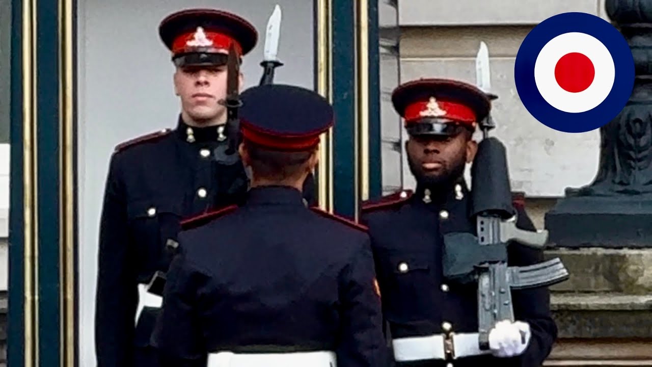 Elite Royal Air Force guard Buckingham Palace 🇬🇧 - YouTube