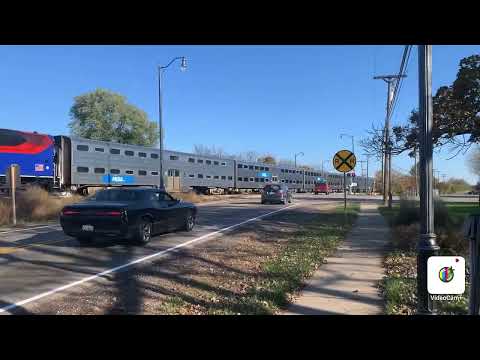 Metra 422 Inbound Passing At Round Lake Park, IL - YouTube