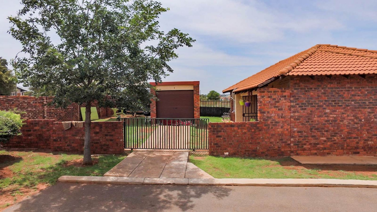 3 Bedroom Townhouse for sale in Gauteng | Johannesburg | Roodepoort ...