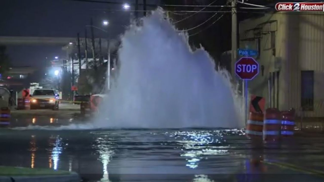 Water main break underway in downtown Houston, deputies say - YouTube