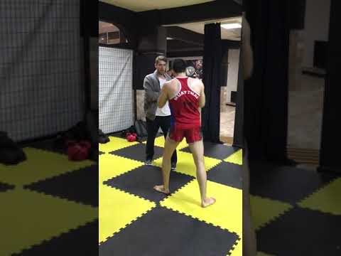 Kickboks Dairesel Darbe Yastığı Antrenmanı Yapıyoruz