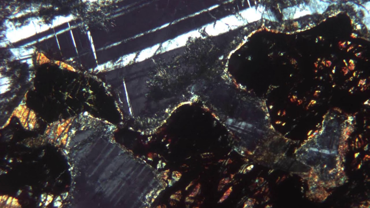 Troctolite au microscope polarisant (LPA) - YouTube