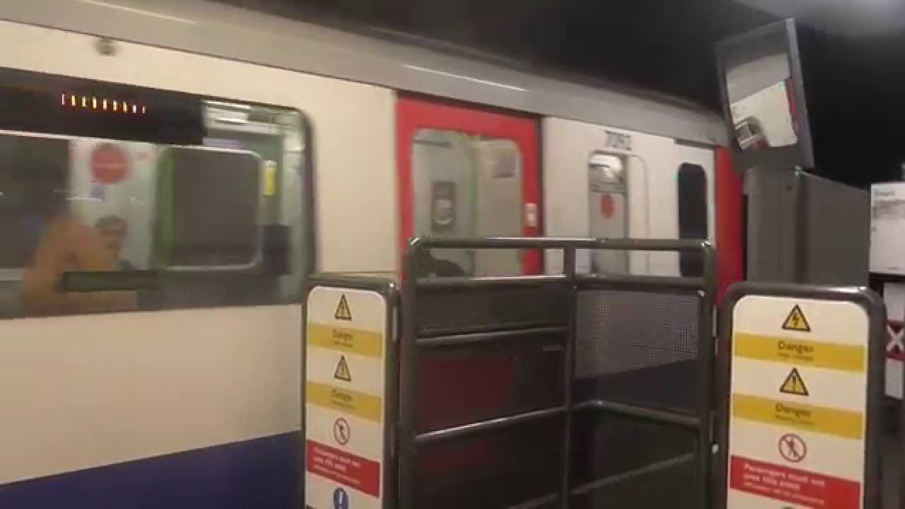 London underground District Line train to Richmond - YouTube