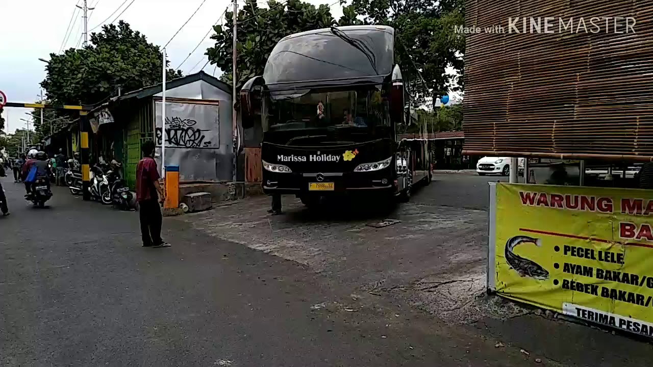 Alumunium Bus PO Marissa Holiday at parkiran bus Senopati Yogyakarta ...