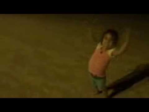 Menina dançando na praia.....