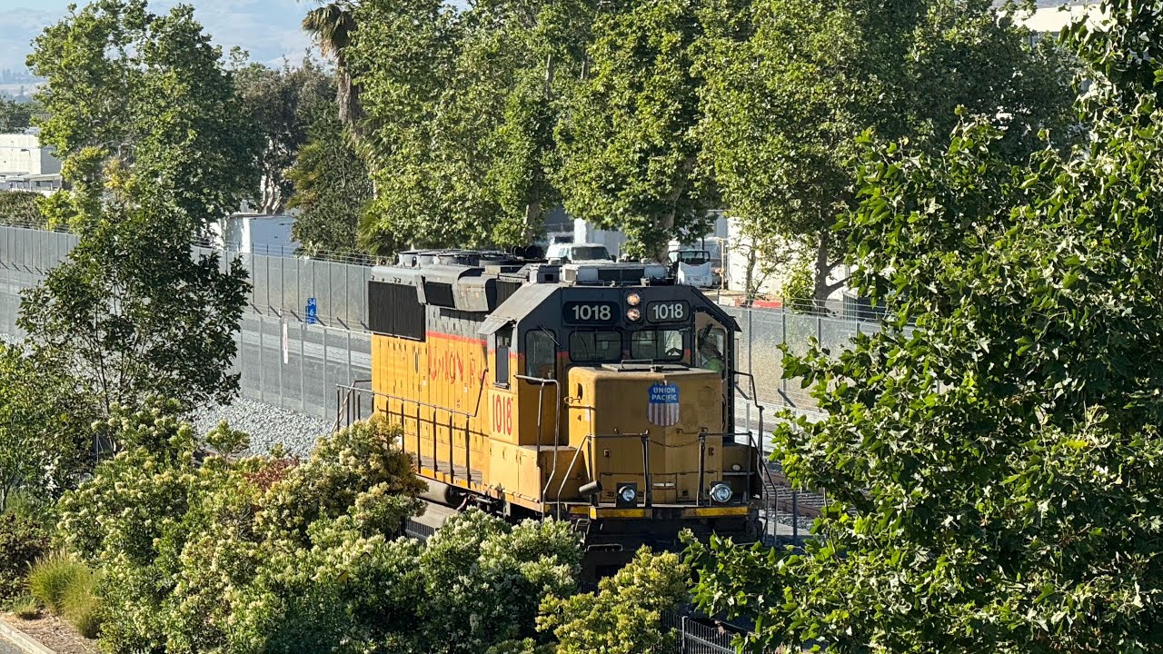 6/15/24 UP GP60 1018 taking boxcars in Milpitas and heading back light ...