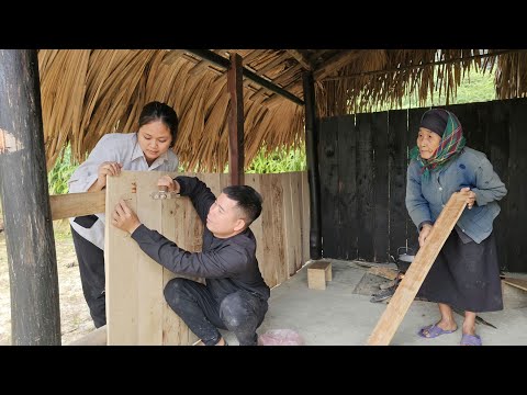 The old woman and the homeless girl were very surprised when Mr. Khang came to help.