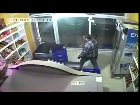 Üstüne Doğru Gelen Fareye Gelişine Şut Çeken Adam!!!!