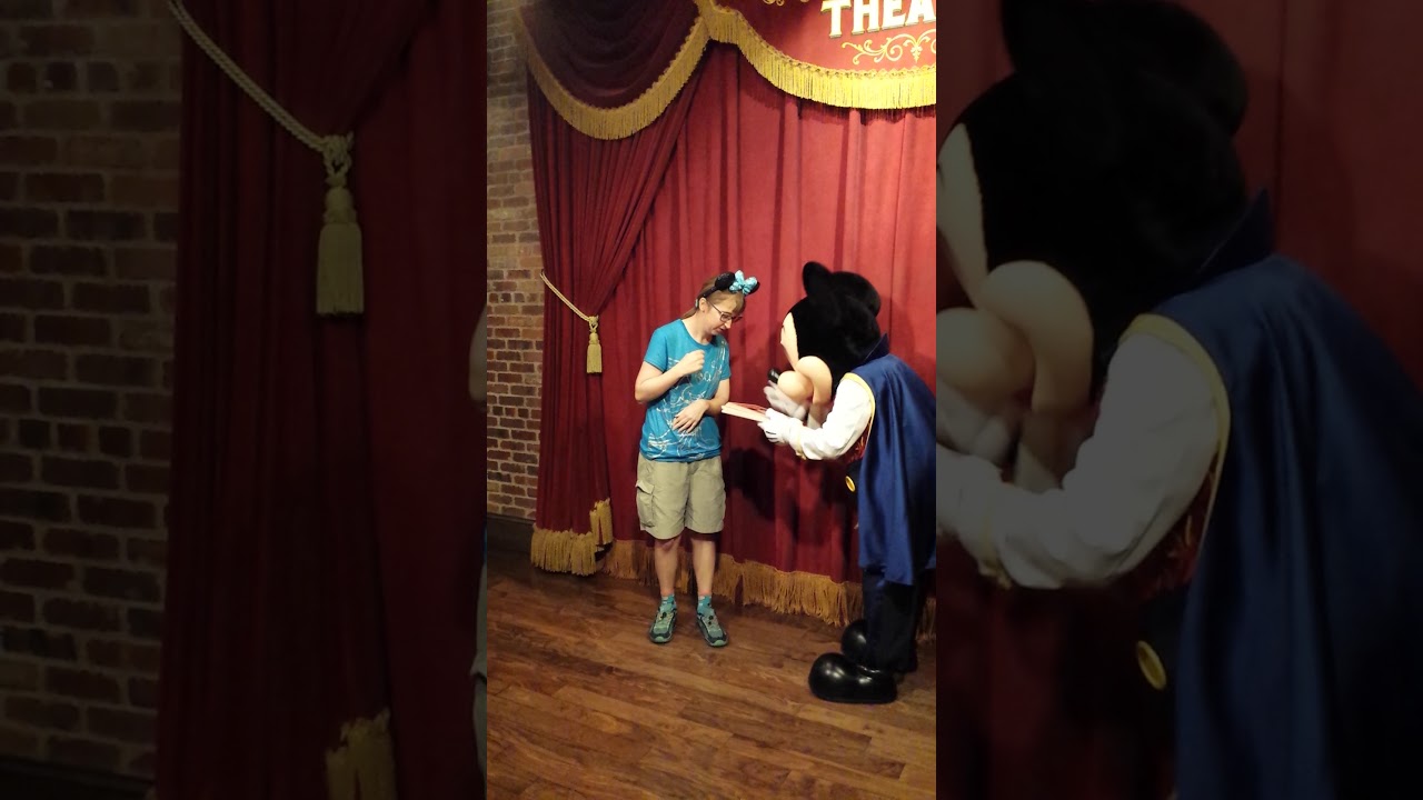 Mickey mouse magic trick - YouTube