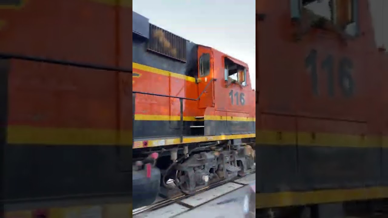 BNSF 116 leads the local back to Wilmington after passing Western Ave - YouTube
