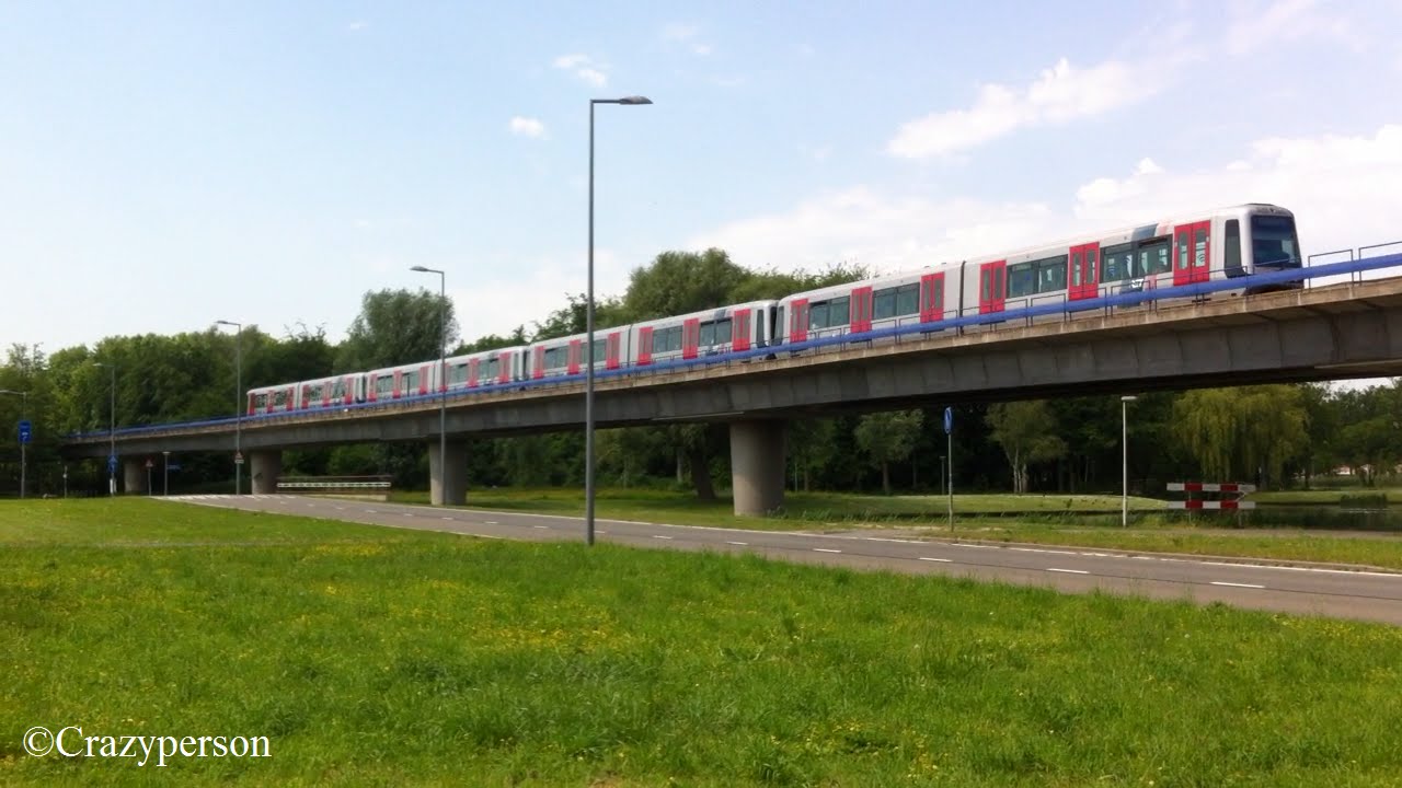 RET Metro vier wagentrein MG2/1 met R-NET door Zuiderpark Rotterdam ...