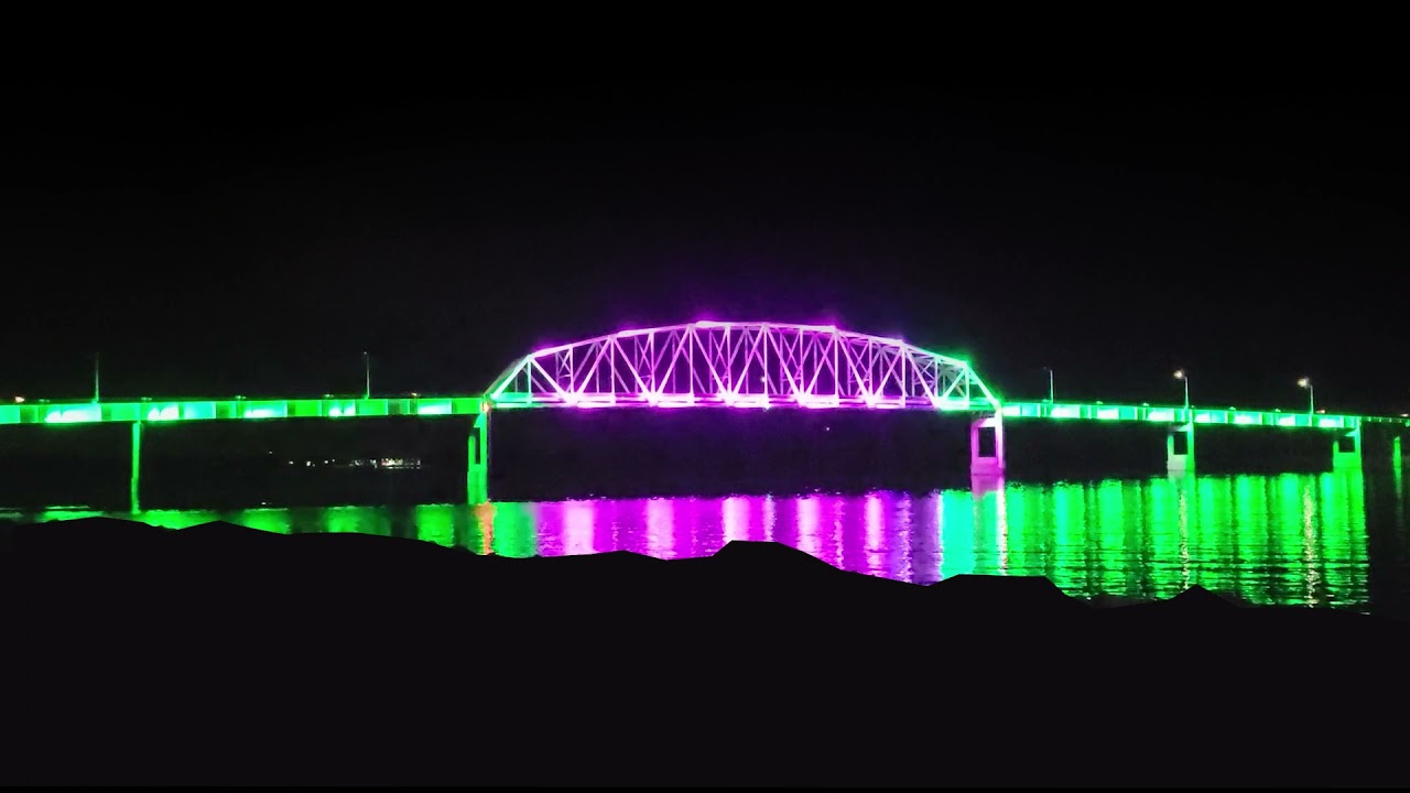 MUSCATINE BRIDGE HOLIDAY LIGHT SHOW - YouTube