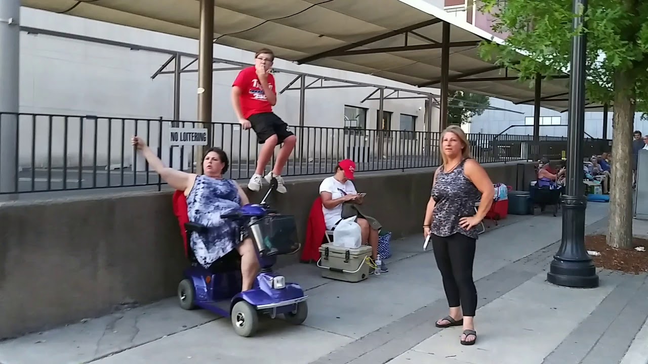 Walk around downtown Tulsa before Trump rally. - YouTube