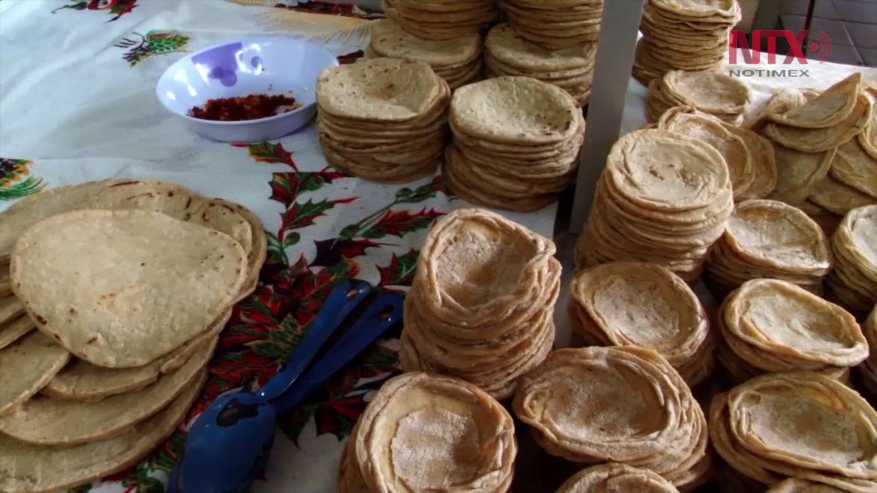 La masa, los sopitos y sopes dominan la gastronomía colimense - YouTube