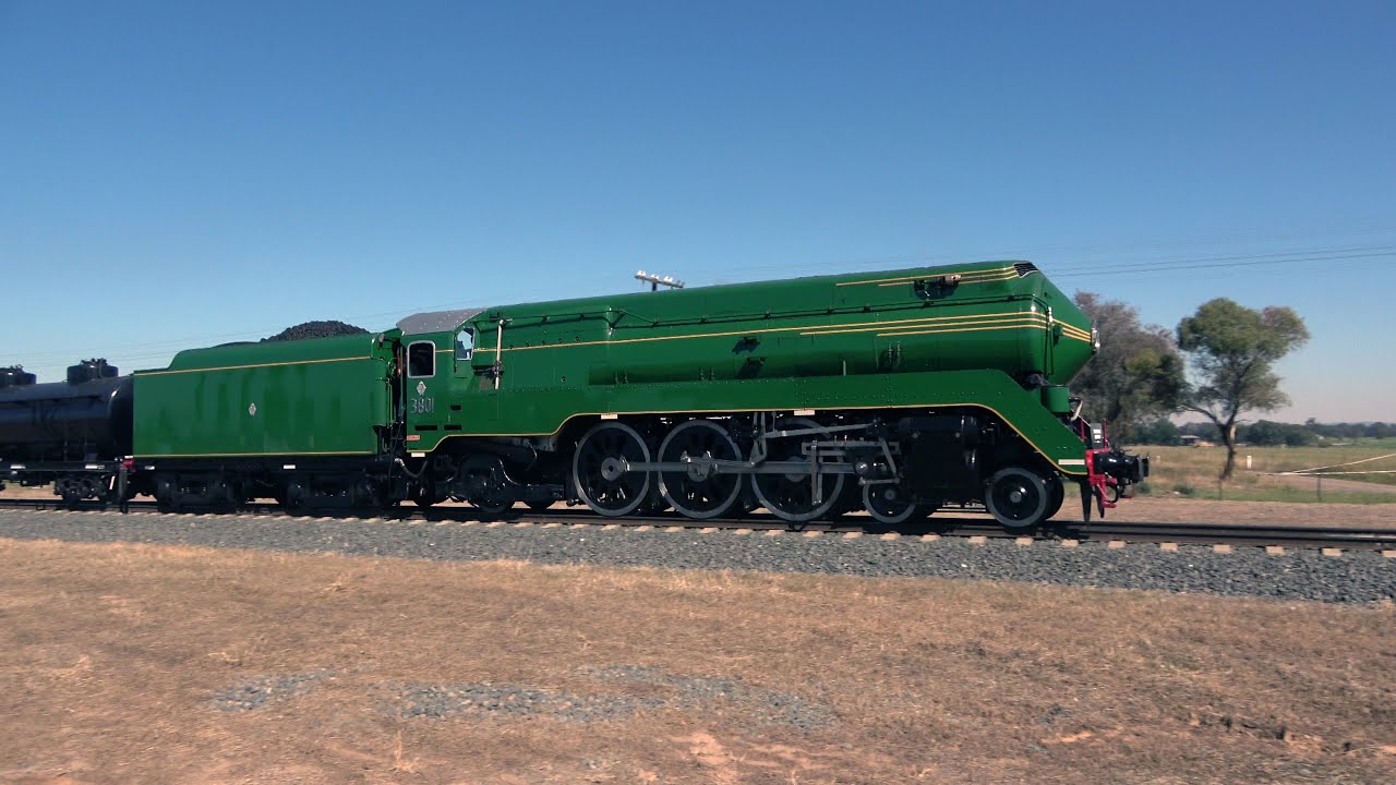 LOTS OF TRAINS around Albury & FAMOUS STEAM ENGINE 3801 - YouTube