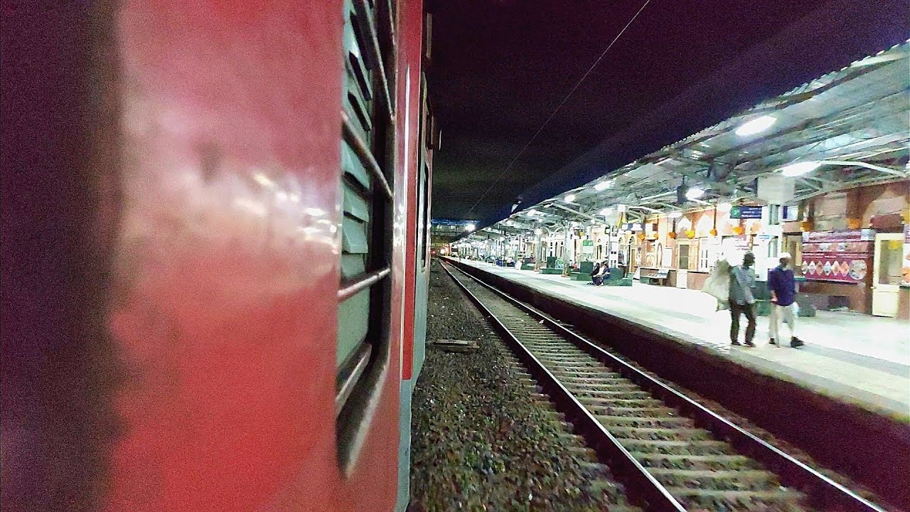 12153 Mumbai LTT Rani kamlapati SF Express Crossing Manmad Junction ...