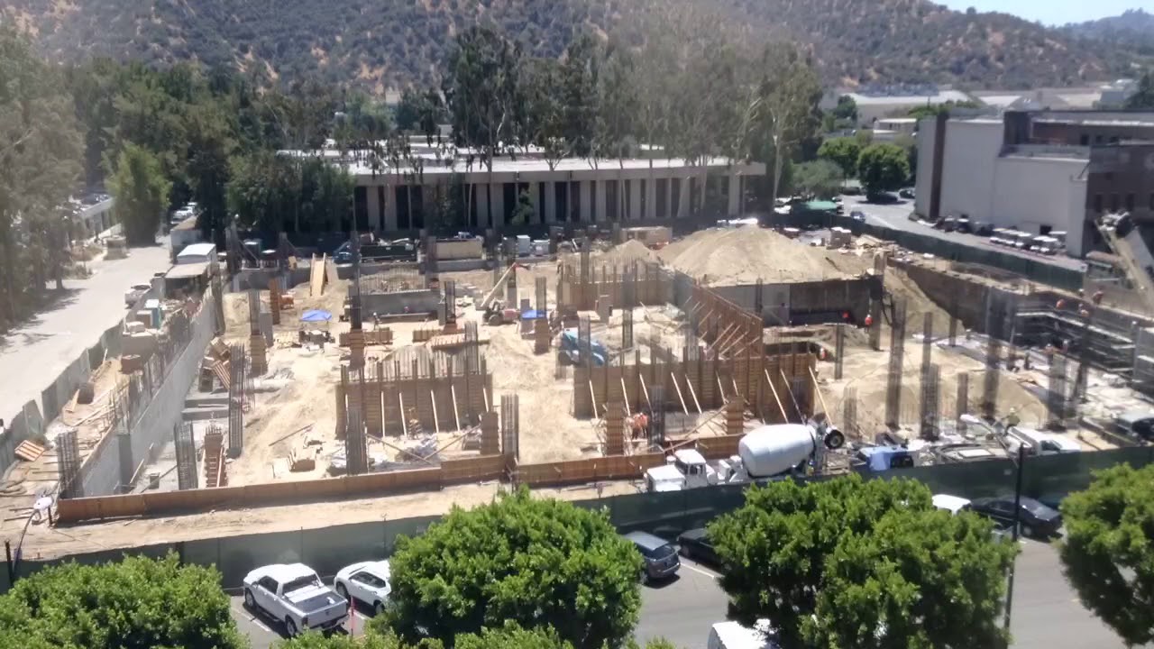 7/24/2018 Warner Bros. Tour Building Under Construction - YouTube