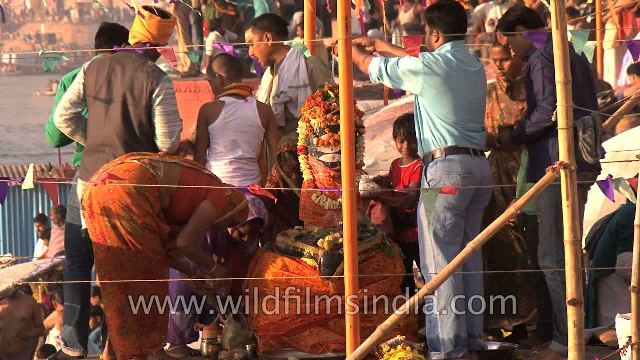 Shivling pooja in Varanasi Ganges ghat during Maha Shivratri - YouTube