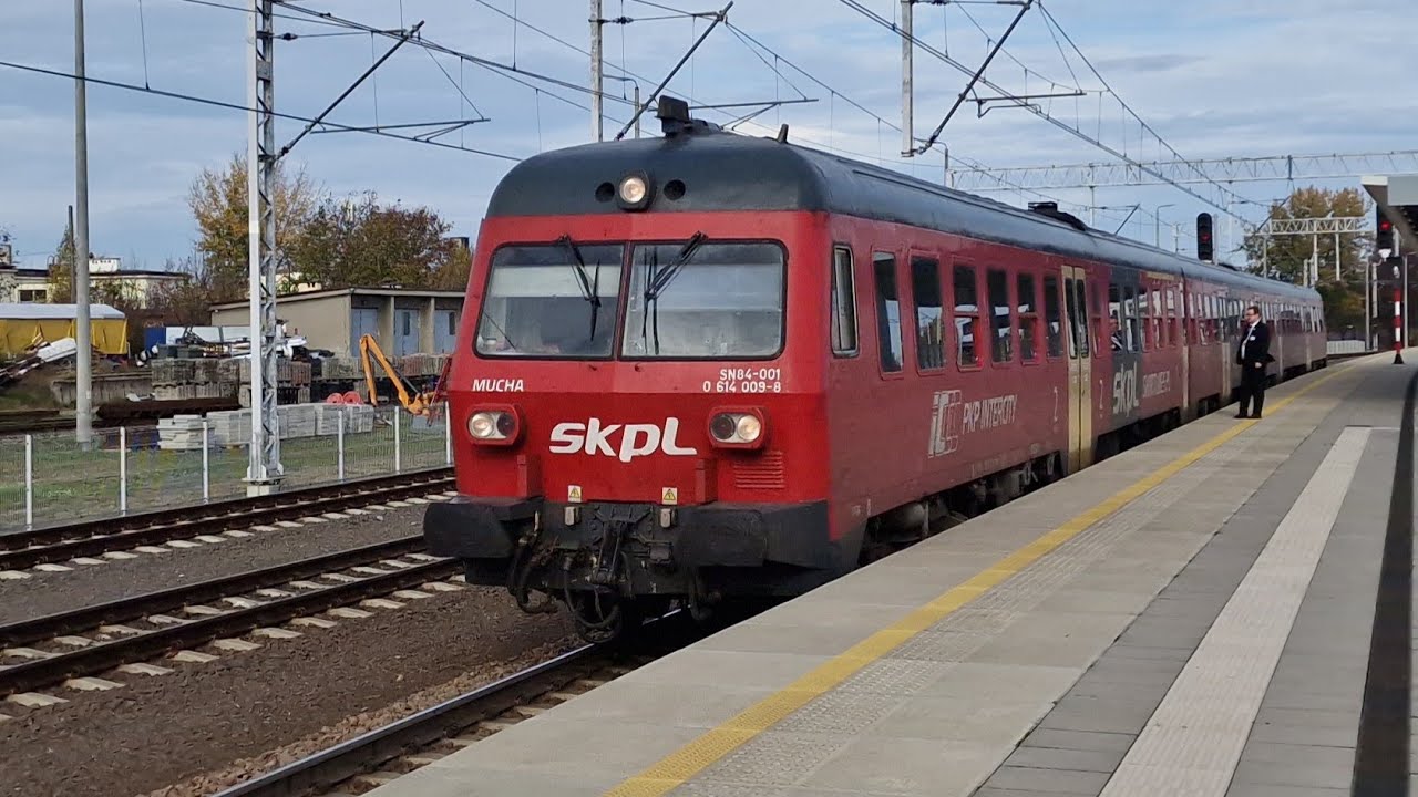 SN84-001 jako TLK BIESZCZADY z Krakowa Gł., zatrzymuje się na stacji ...