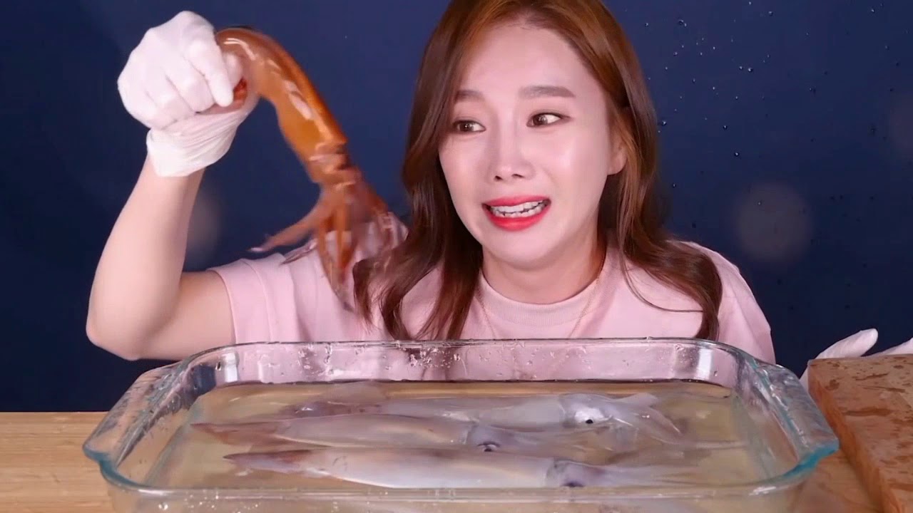 ssoyoungs food RUNNING away from her for 4 minutes STRAIGHT! - YouTube