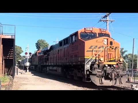 BNSF 5938, and 5996 storming through Parkville MO - YouTube