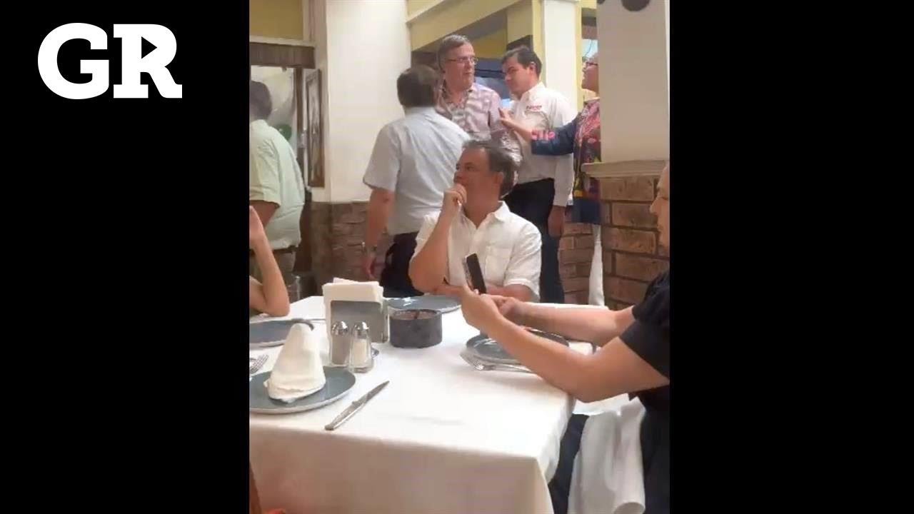 '¡Fuera Morena!', le gritan a Ebrard en restaurante - YouTube
