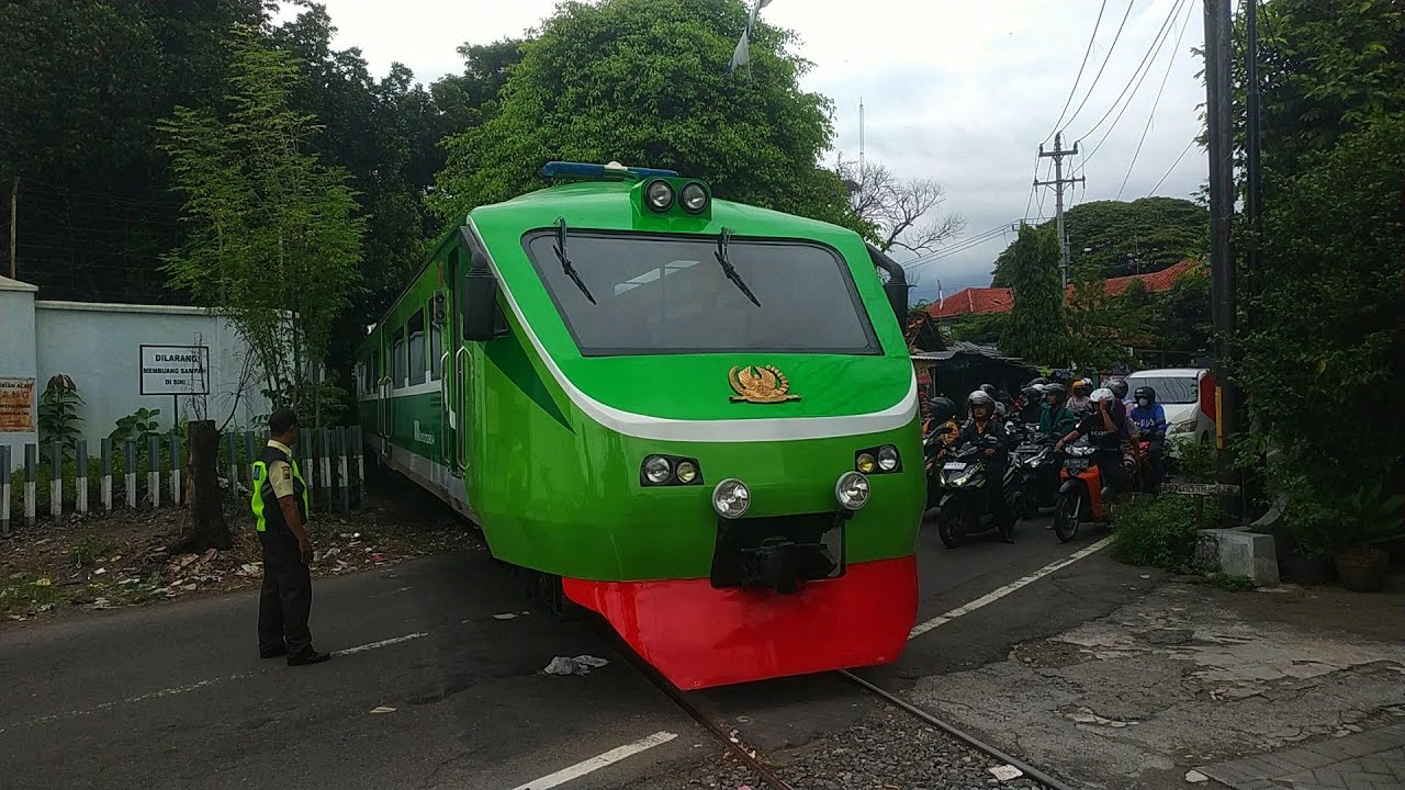 ULET TEH PUCUK LARI-LARI | TESTRUN KERETA INSPEKSI 4 DI DEPAN BALAI ...