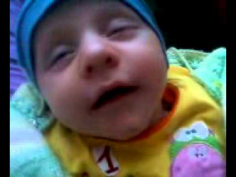 gülme krizine giren bebek
