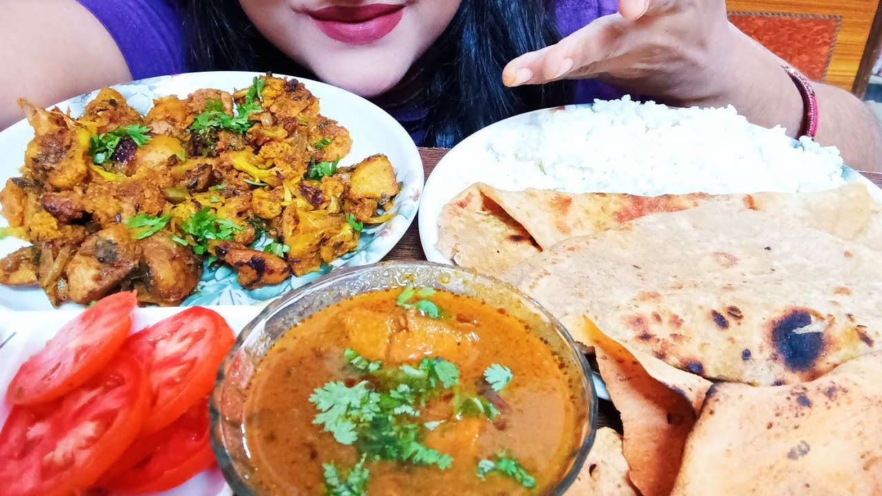EATING LUNCH... Gobhi Aloo, chaap ki sabji, Rice, Parathe, n Papad ...