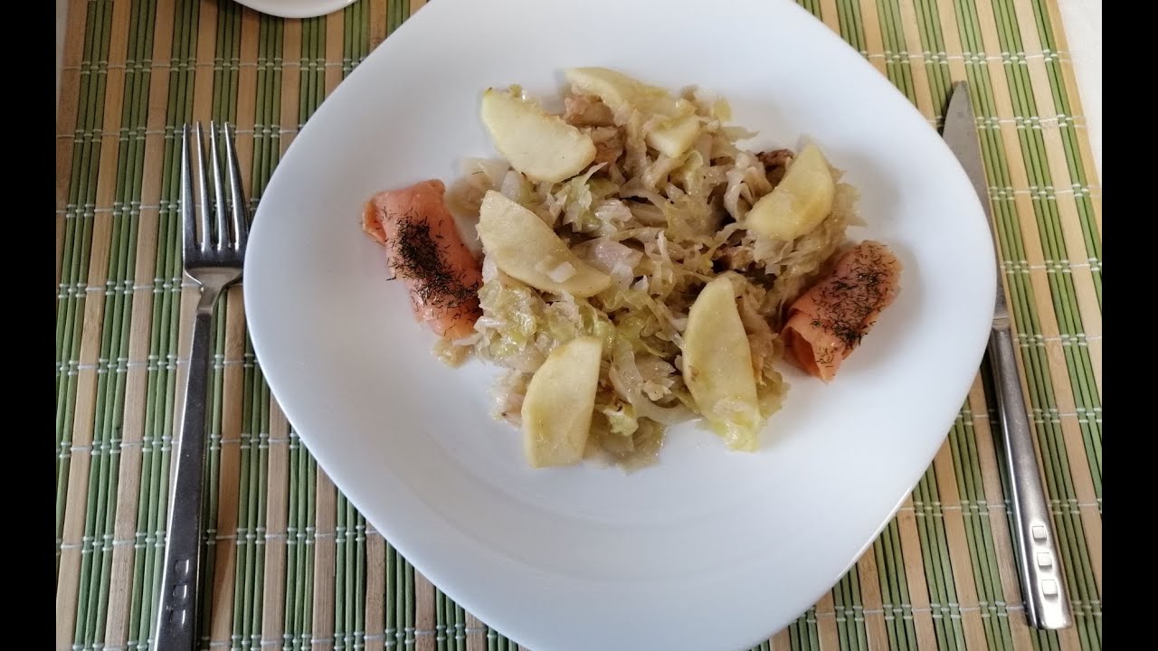 COL SALTEADA CON MANZANA y NUECES - YouTube