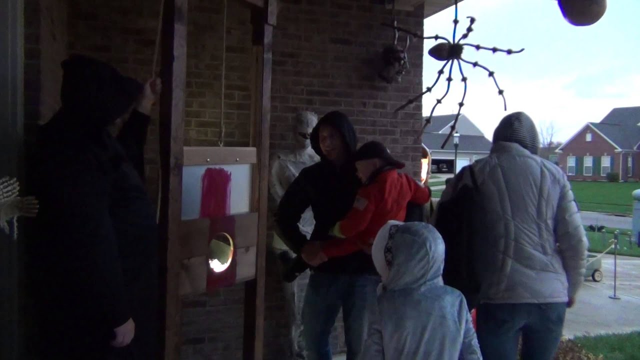 Guillotine candy dispenser - Halloween 2014 - YouTube