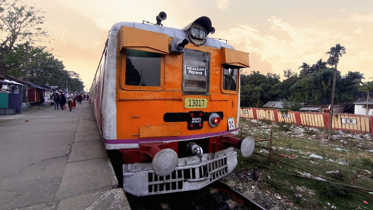 Kalyani Simanta Local Arriving Kalyani Simanta Railway Station. - YouTube