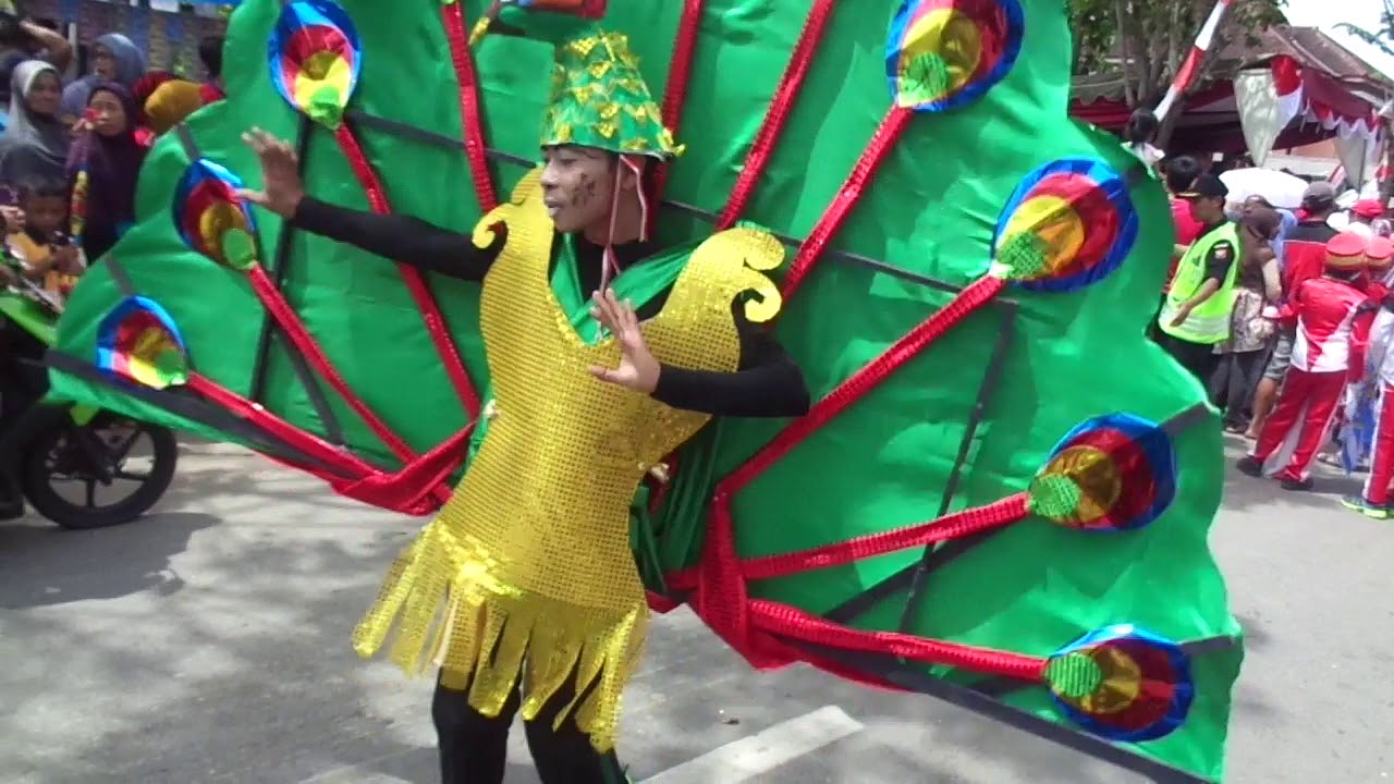 Maskot Merak ikut pawai - YouTube