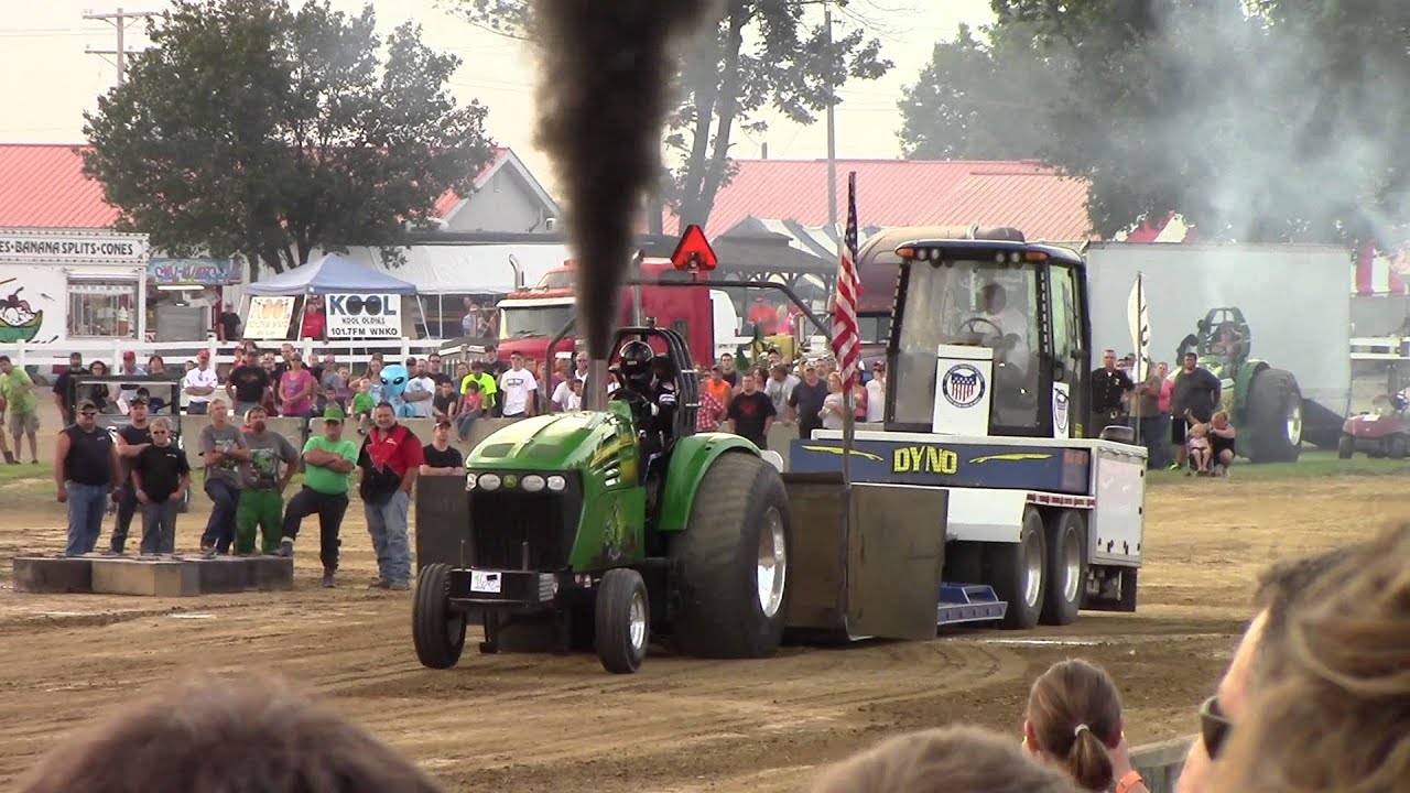 Tractor Pull Super Farm Tractor "Commandeere" - YouTube
