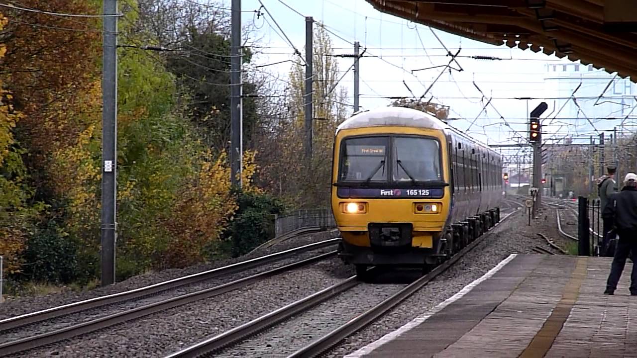 class 165 passes hanwell with a 2 tone - YouTube