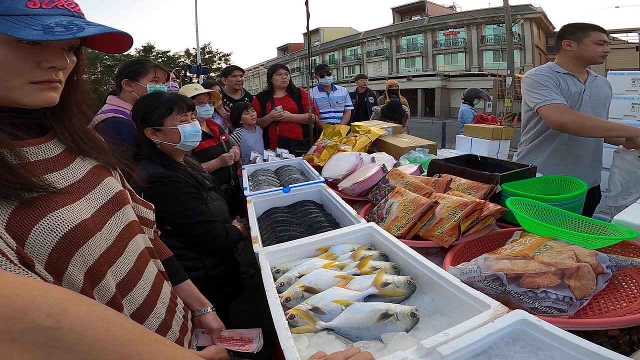 Crazy Cheapest SeaFood Auction in Changhua Xihu Wednesday NightMarket ...