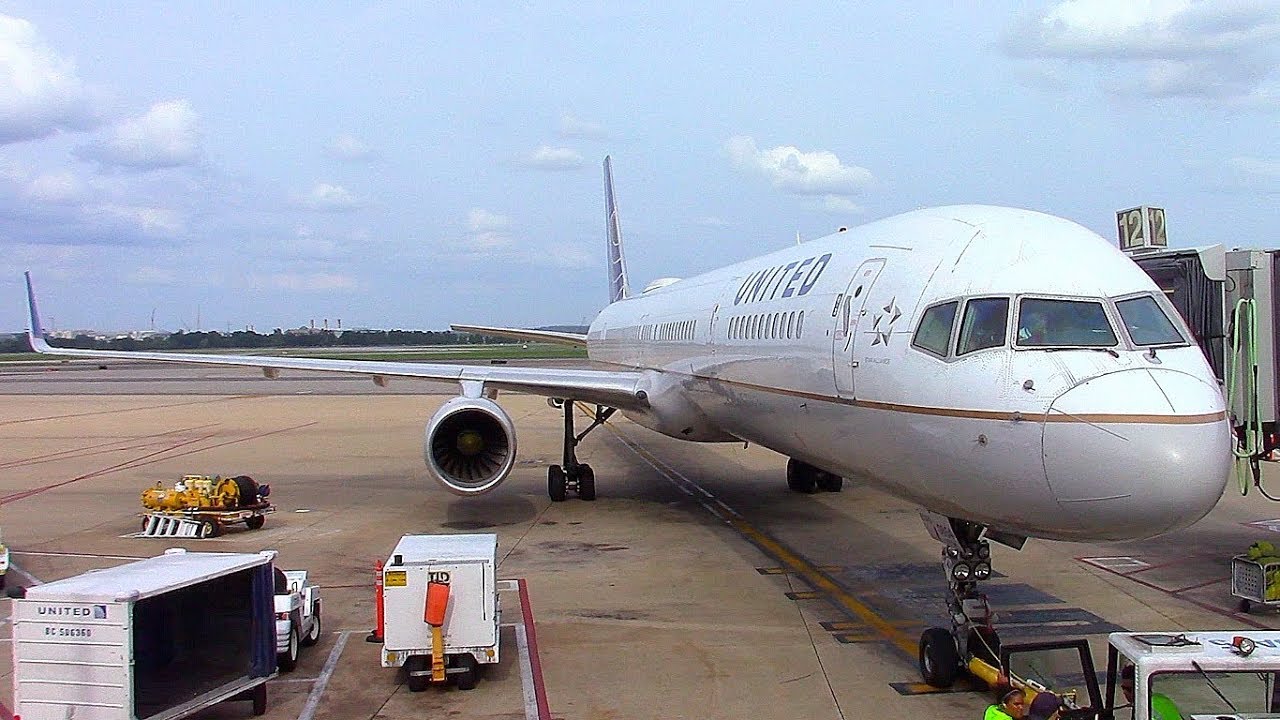 United 757-300 (N75854) Pushback at Ronald Reagan National Airport ...