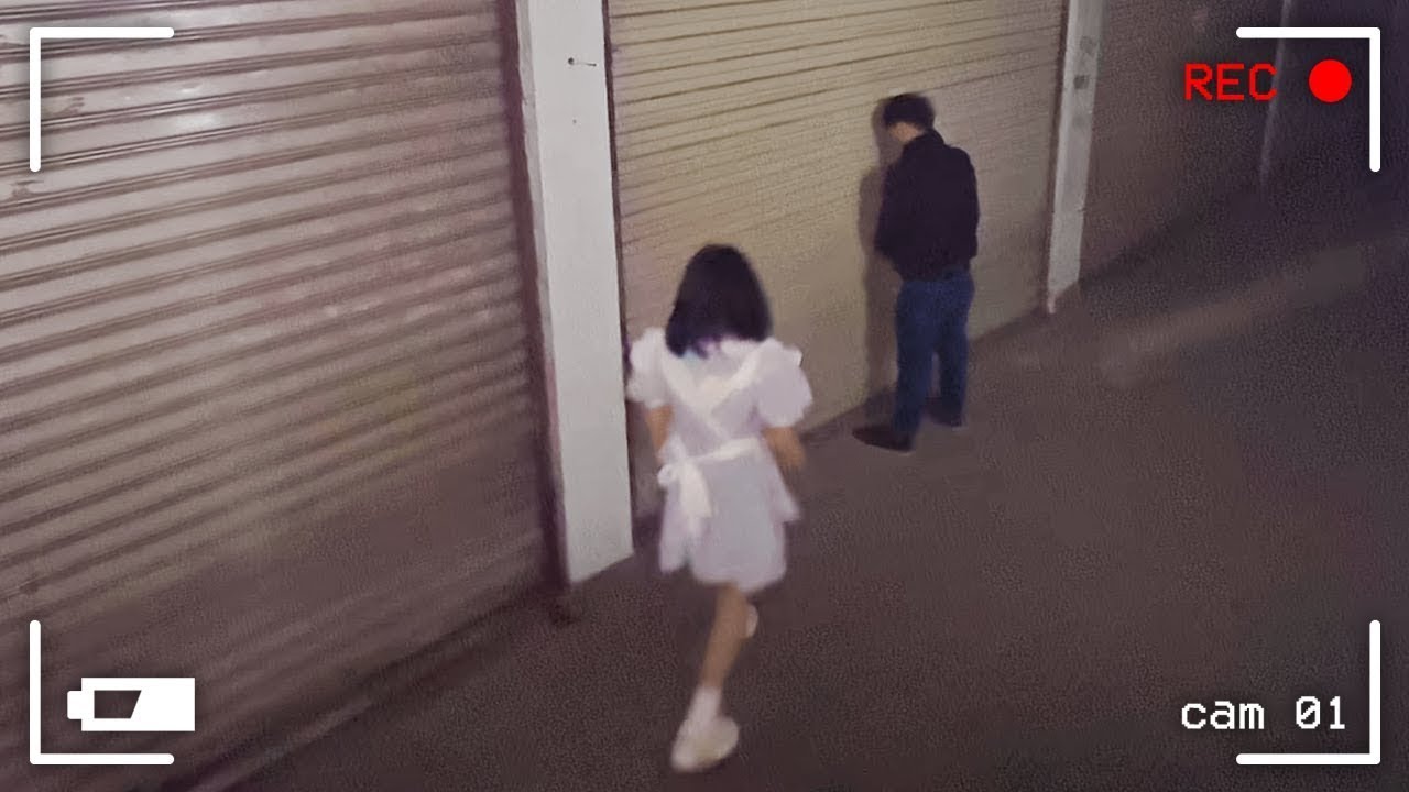 몰래 볼일보던 남자에게 여성이 다가가 일어나는 상황 Youtube