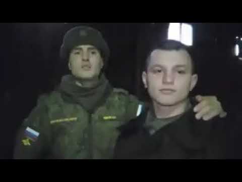Rus əsgəri. Quran oxuyur